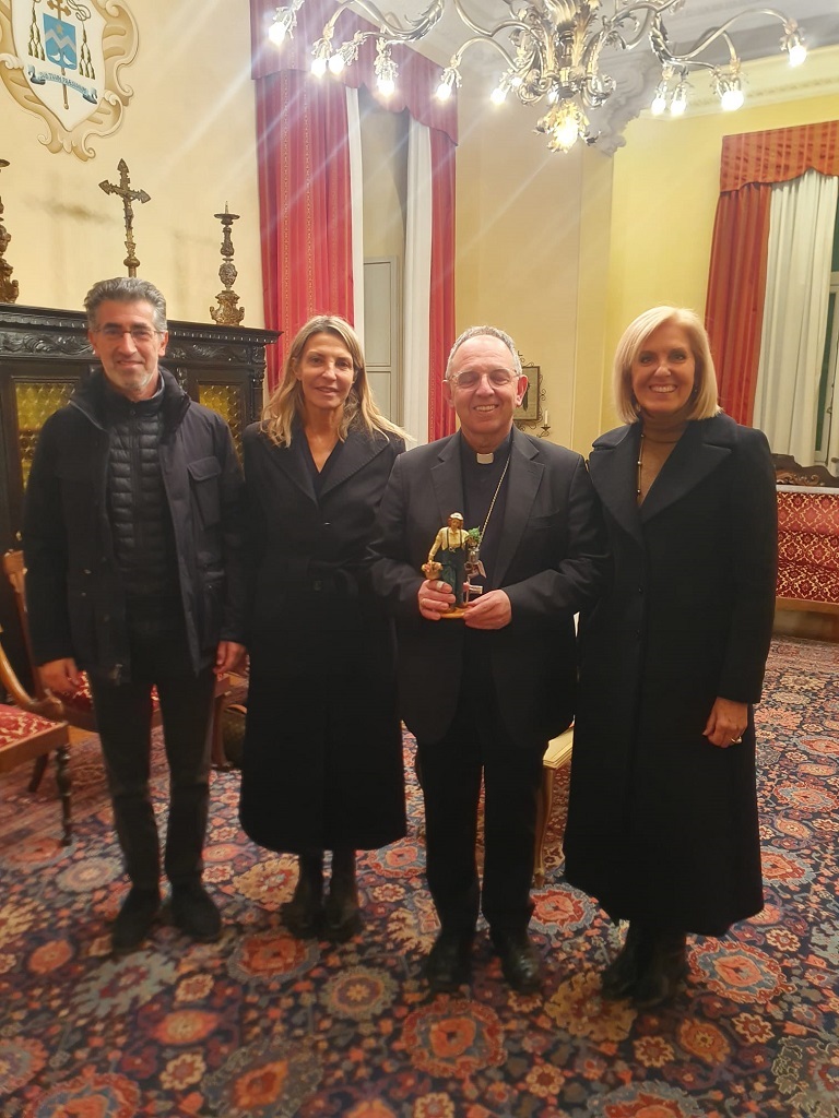 Una statuina-imprenditrice donata al Vescovo Suetta - Prima la Riviera